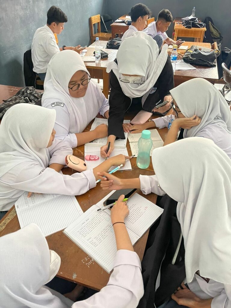 Kumpulan Foto Kerja Kelompok Terbagus dan Terlengkap - Blog Pengajar Tekno