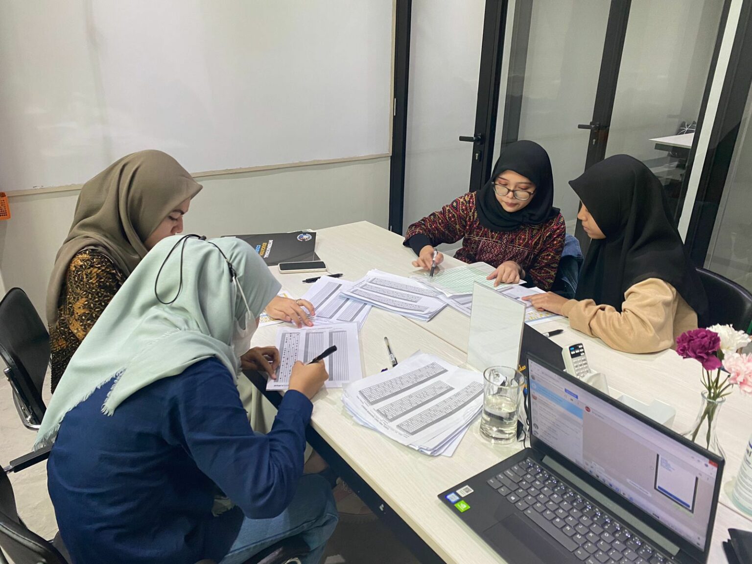 Kumpulan Foto Kerja Kelompok Terbagus dan Terlengkap - Blog Pengajar Tekno