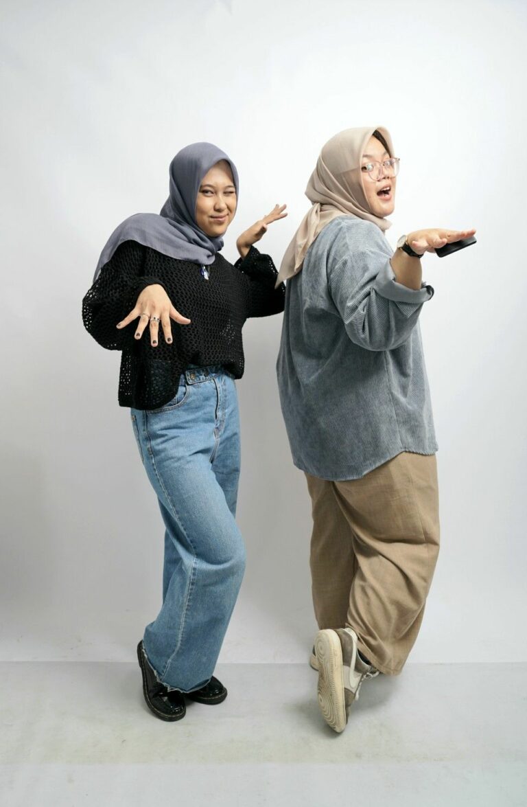 Kumpulan Gaya Foto Studio Berdua Terbagus dan Terlengkap - Blog Pengajar Tekno