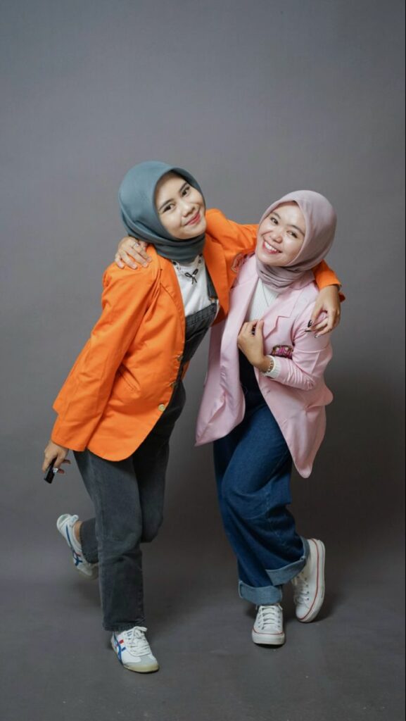 Kumpulan Gaya Foto Studio Berdua Terbagus dan Terlengkap - Blog Pengajar Tekno