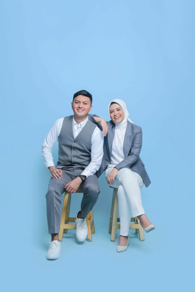 Kumpulan Gaya Foto Studio Berdua Terbagus dan Terlengkap - Blog Pengajar Tekno