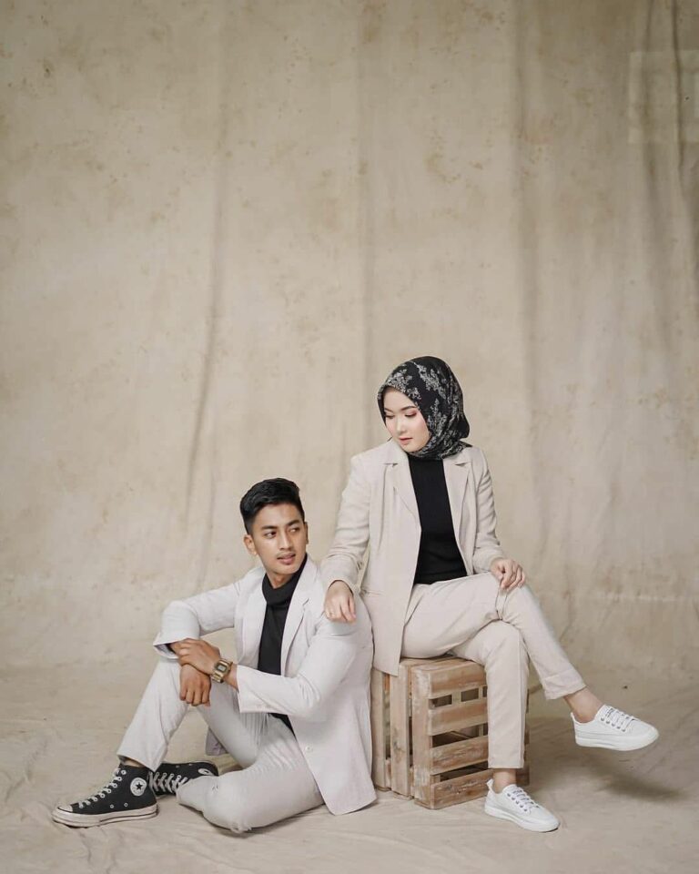 Kumpulan Gaya Foto Studio Berdua Terbagus dan Terlengkap - Blog Pengajar Tekno