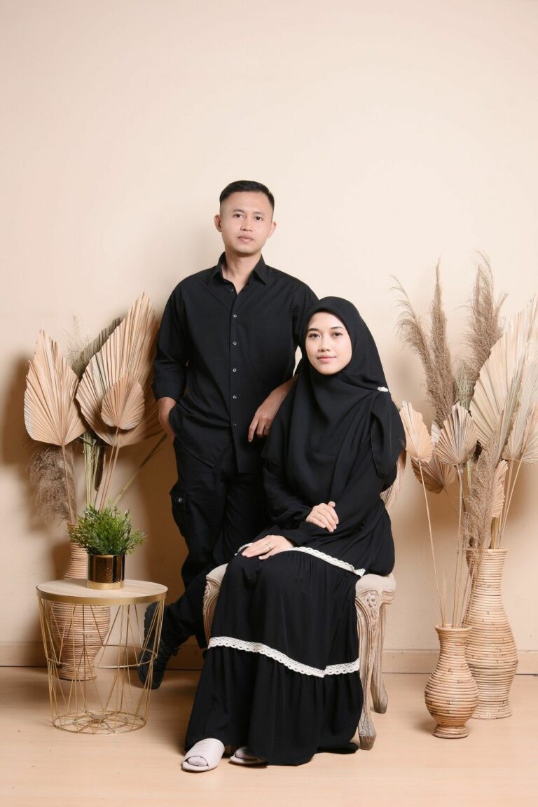 Kumpulan Gaya Foto Studio Berdua Terbagus dan Terlengkap - Blog Pengajar Tekno