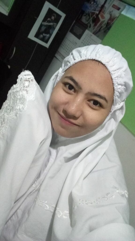 Kumpulan Foto Pakai Mukena Cantik Terbagus dan Terlengkap - Blog ...