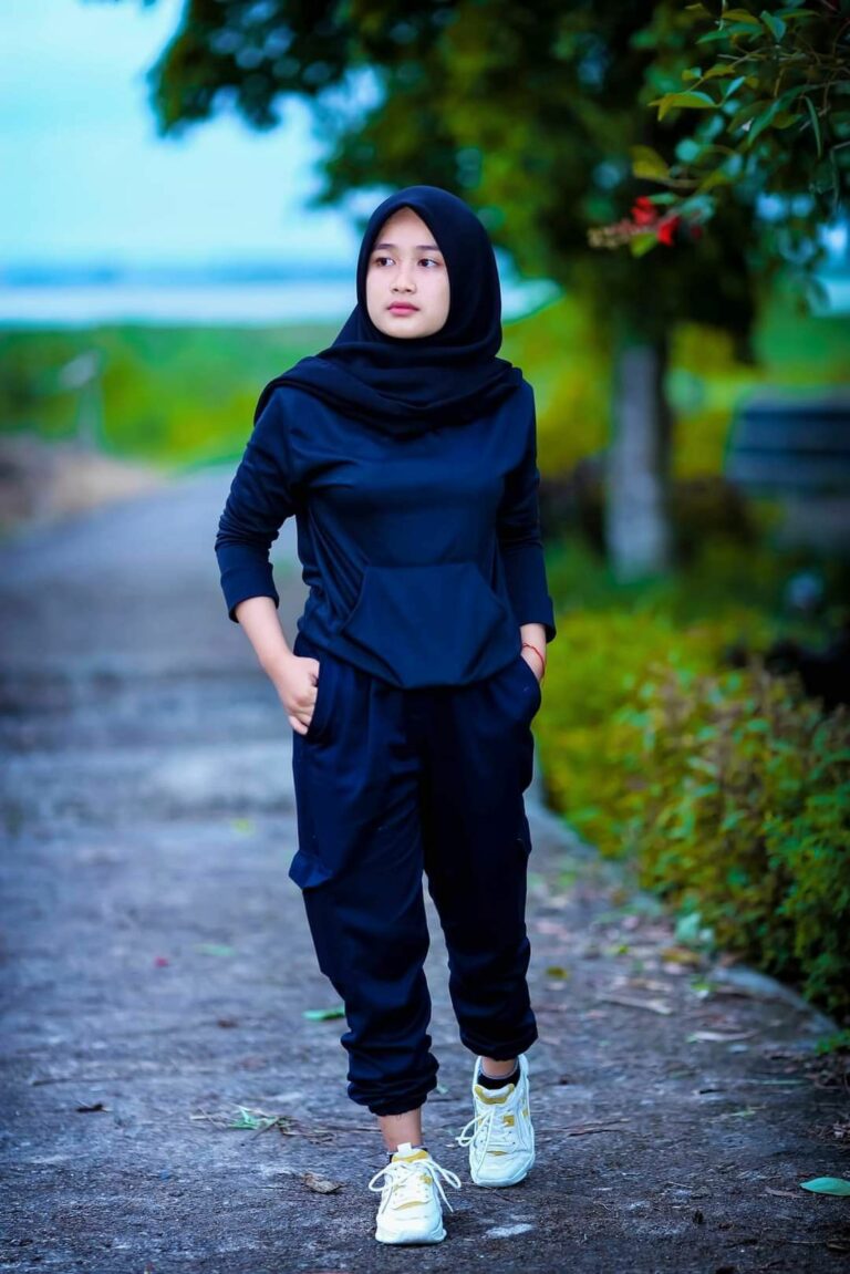 Kumpulan Gaya Foto Berdiri Hijab Terbagus dan Terlengkap - Blog ...