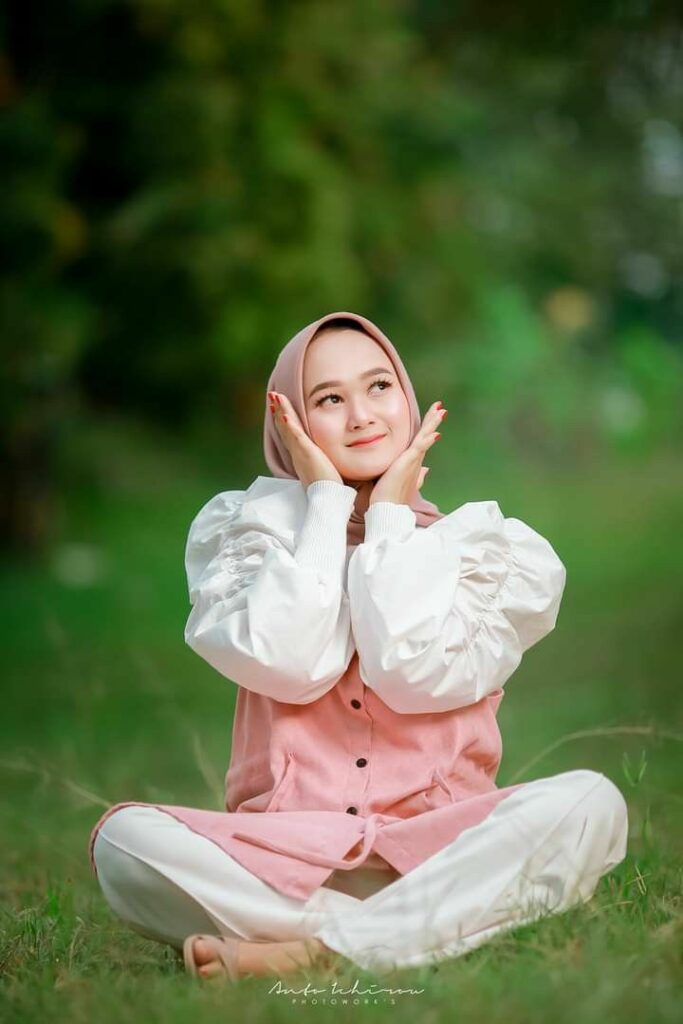 Kumpulan Gaya Foto Duduk Menarik Terbagus dan Terlengkap - Blog ...