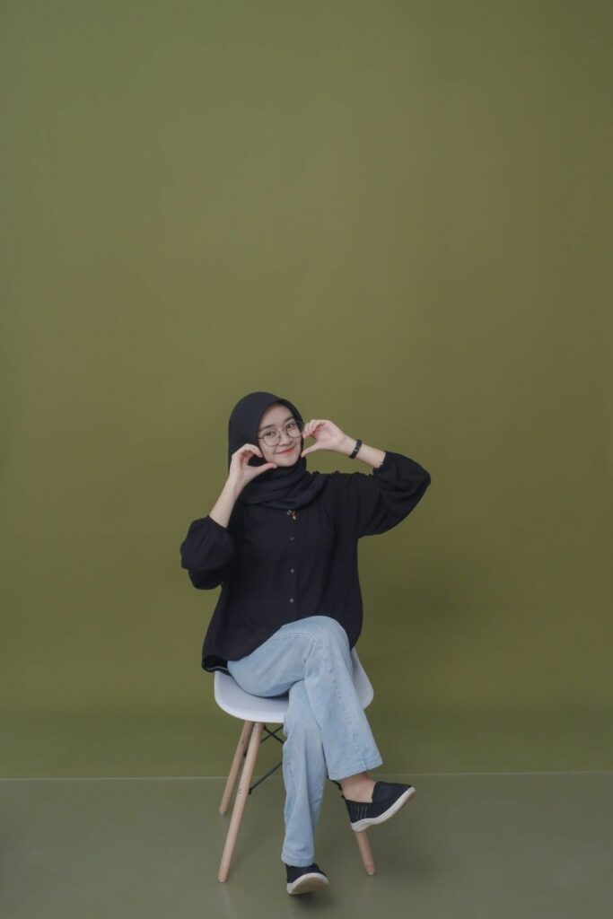 Kumpulan Gaya Foto Duduk Menarik Terbagus dan Terlengkap - Blog Pengajar Tekno