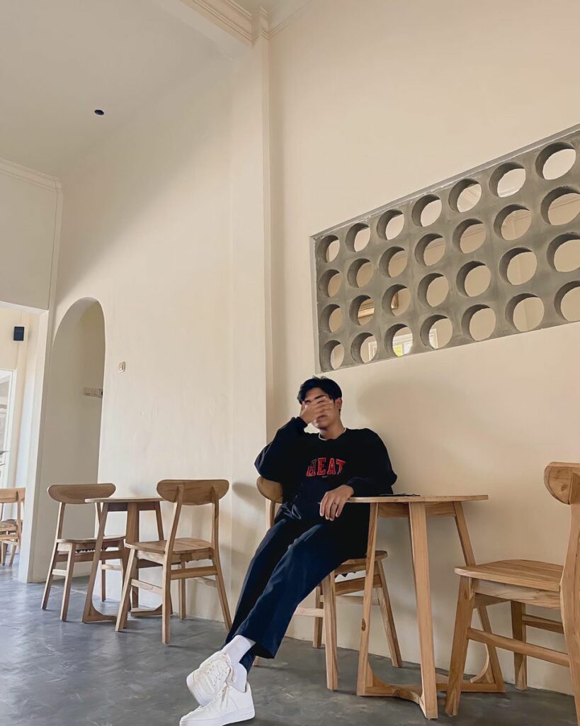Kumpulan Gaya Foto Duduk Menarik Terbagus dan Terlengkap - Blog ...