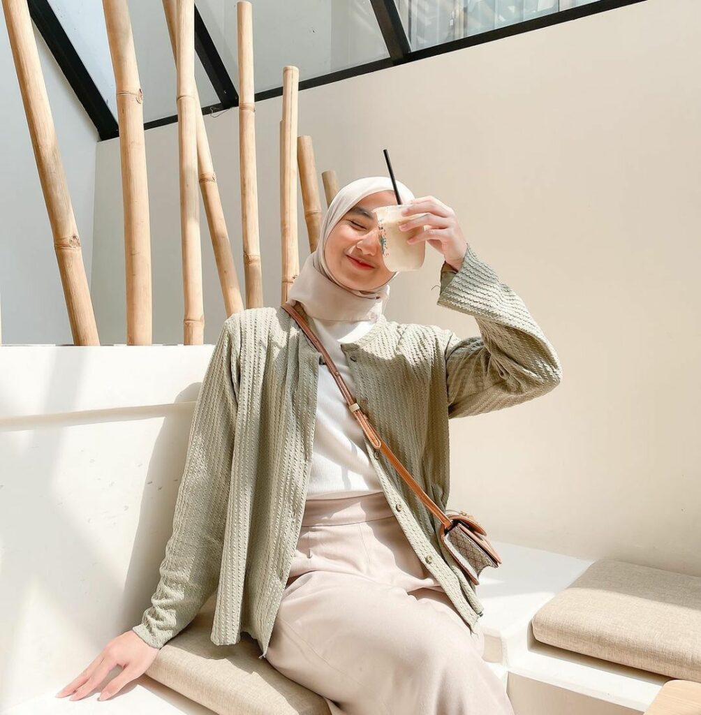 Kumpulan Gaya Foto Duduk Menarik Terbagus dan Terlengkap - Blog ...