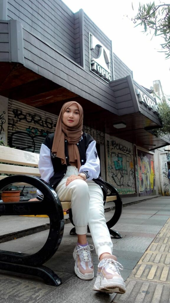 Kumpulan Gaya Foto Duduk Menarik Terbagus dan Terlengkap - Blog ...