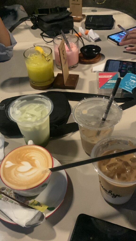 Kumpulan Foto Nongkrong di Cafe Paling Bagus dan Terlengkap - Blog Pengajar Tekno